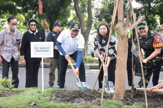 Mitra Keluarga Regional Jatim Gelar Program CSR Penghijauan Kota, Plt. Bupati Sidoarjo Tanam 125 ...