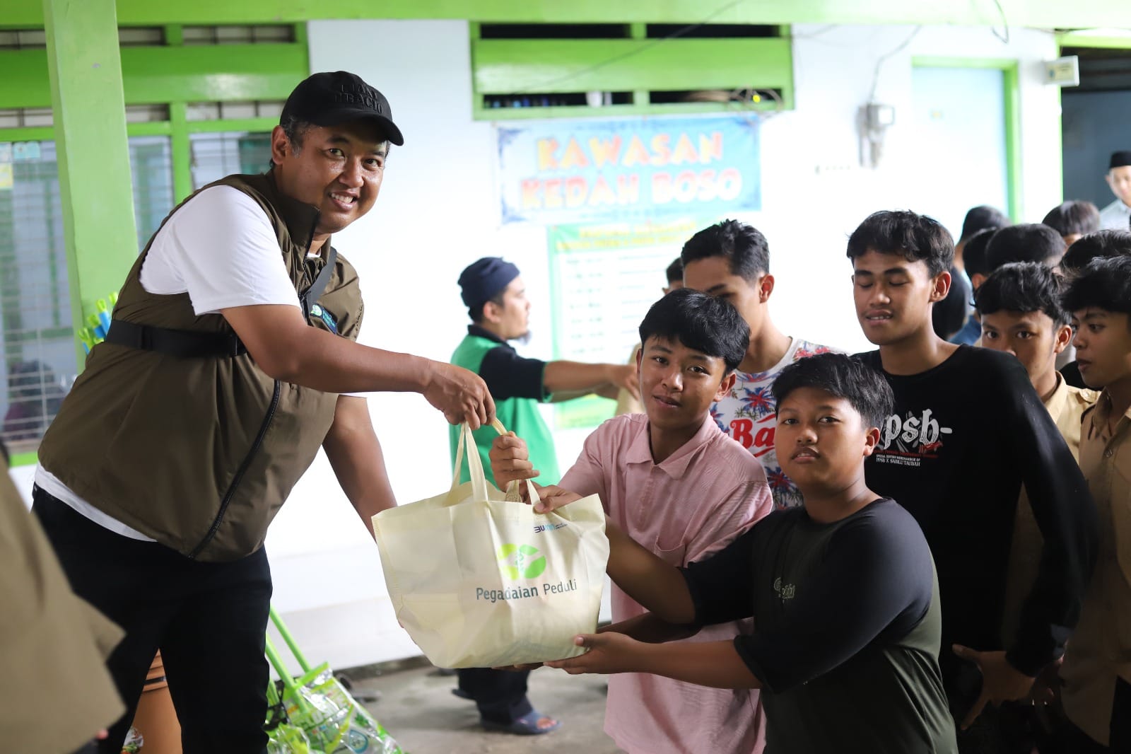 PT Pegadaian Kanwil Surabaya Hadir dalam Program Sobat Aksi Ramadan, Bagikan 100 Paket Sembako ...