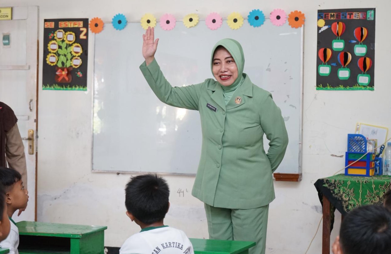 Ketua Persit KCK Koorcab Rem 081 Mendadak Jadi Guru - Sumber : Nusantarapos - BeritaSatu Network