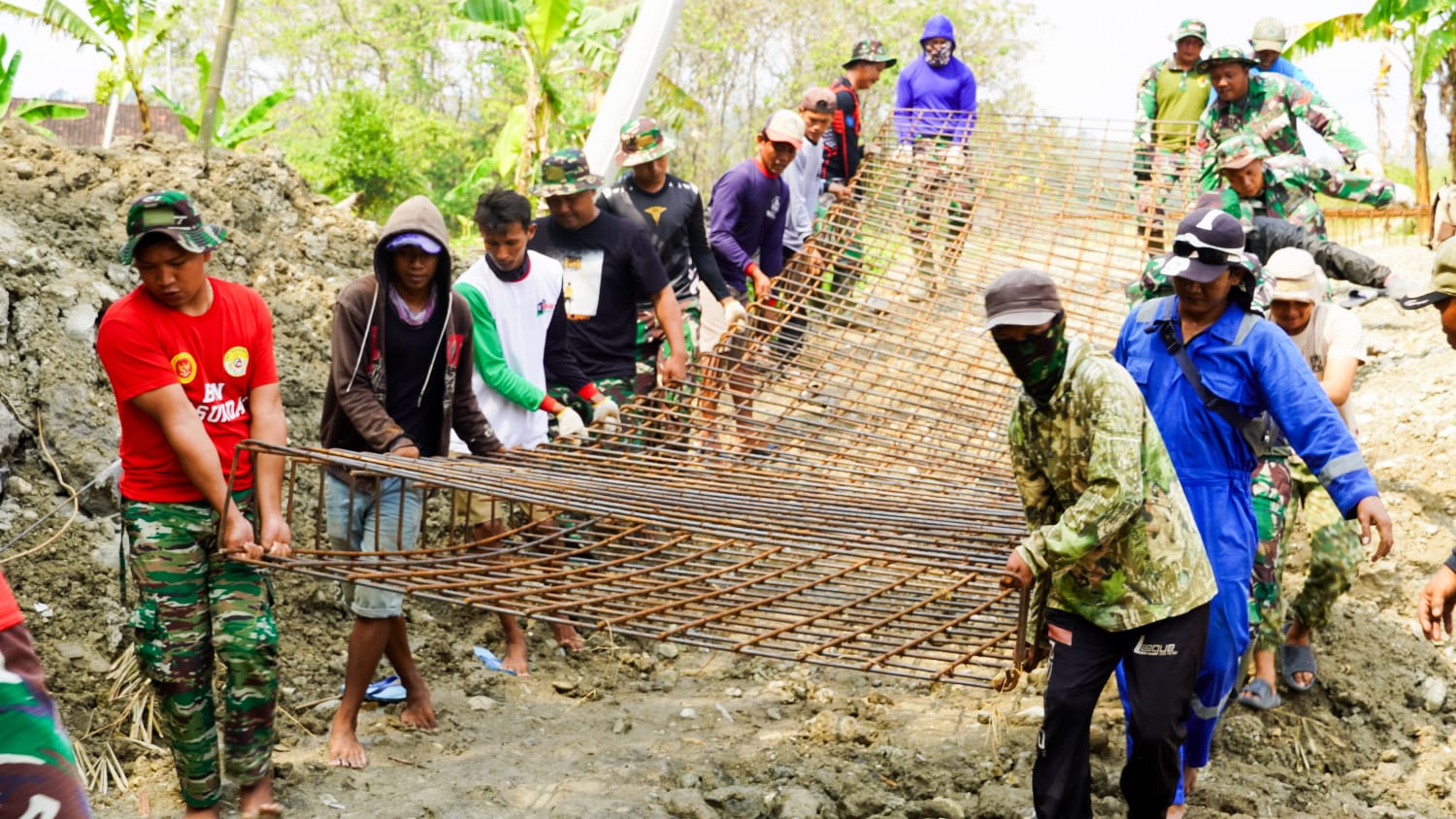Bersama Warga, Satgas TMMD 125 Bojonegoro Kebut Pengerjaan Rehabilitasi Check Dam - Sumber ...